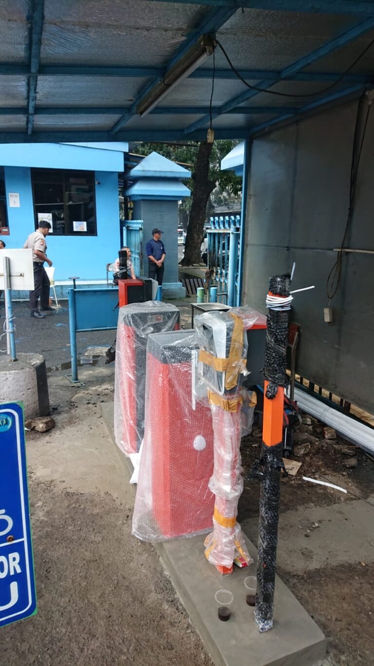 Pemasangan Palang Parkir di Kampus UNLA Bandung: Solusi Parkir deng ...